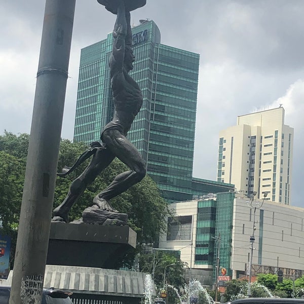 Photos at Patung Pemuda Membangun - Bundaran Senayan - Monument in ...