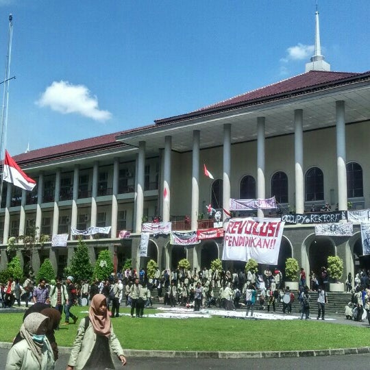 Fotos en Gedung Pusat UGM - Bulaksumur