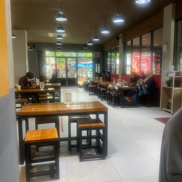 Warunk Upnormal - Café