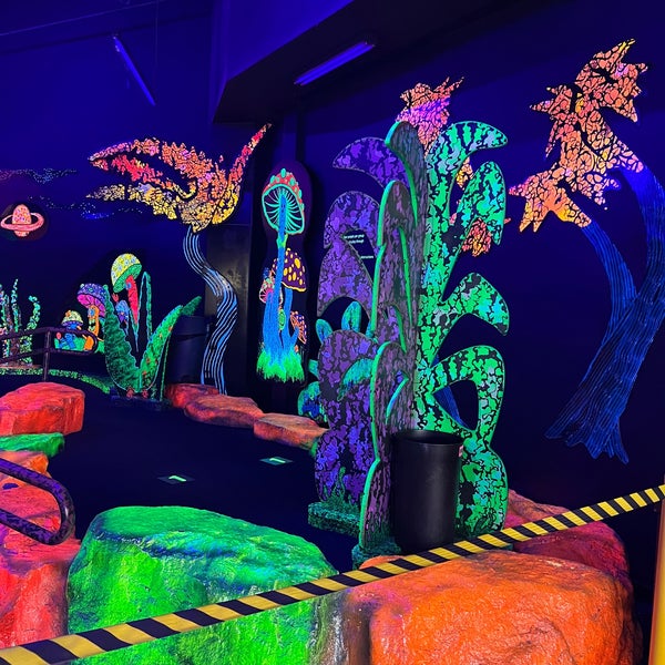 Putting Edge Glow-in-the-Dark Mini Golf - Mini Golf Course