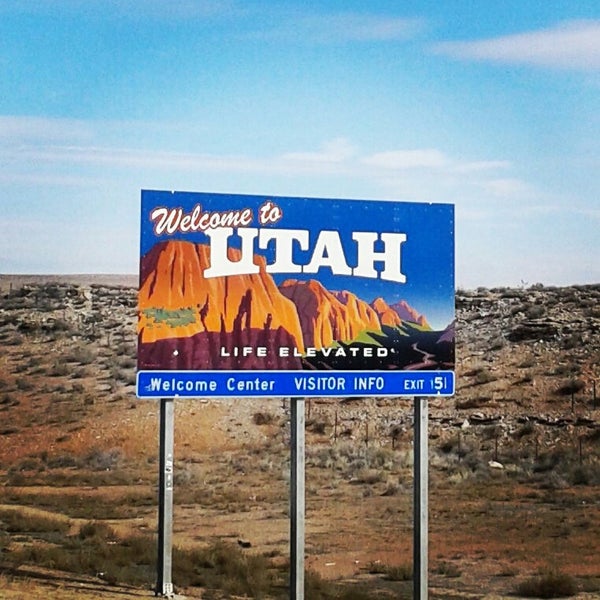 Arizona / Utah State Line - Border Crossing in St. George