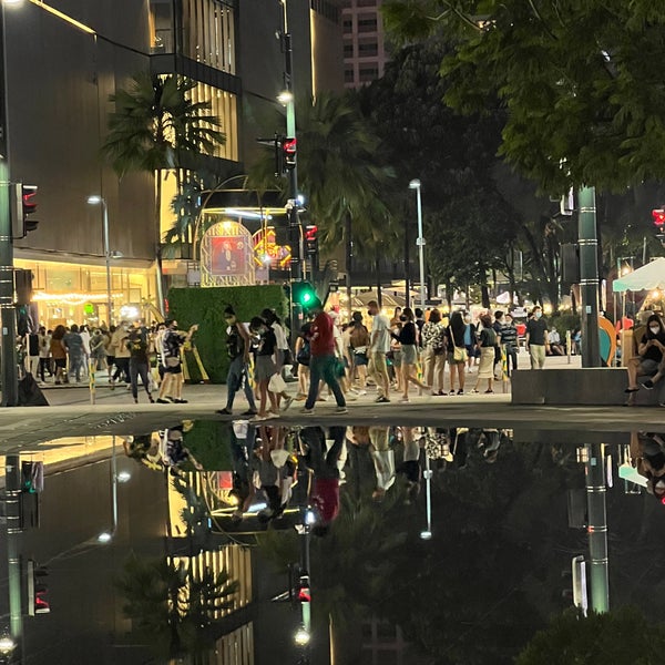 One Bonifacio High Street Park - Park in Bonifacio Global City