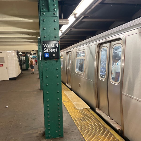 MTA Subway - W 4th Street/Washington Square (A/B/C/D/E/F/M) - Metro Station in New York