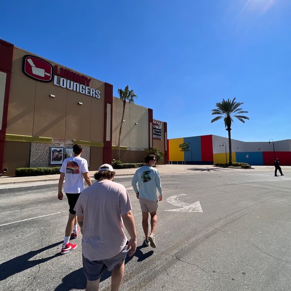 Putting Edge Glow-in-the-Dark Mini Golf - Mini Golf Course