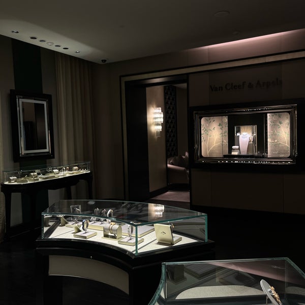Van Cleef & Arpels - العليا - Centria Mall, Prince Mohamad Bin Abdul ...