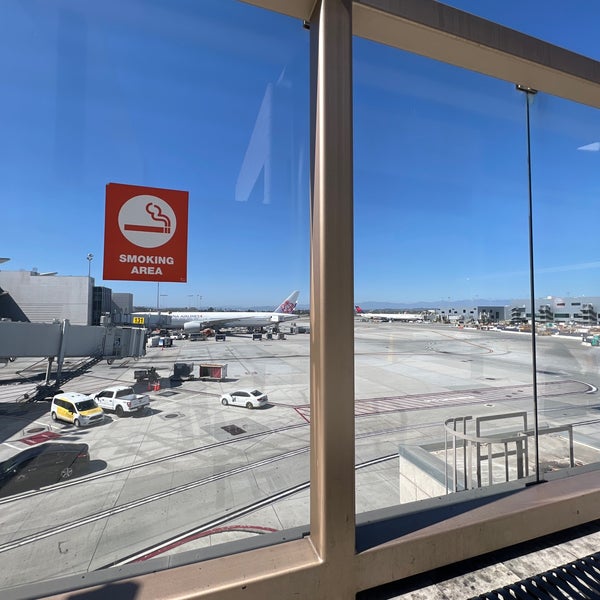 Smoking Area - Travel Lounge in Los Angeles