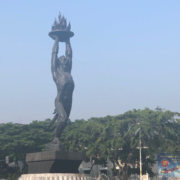 Photos at Patung Pemuda Membangun - Bundaran Senayan - Monument in ...