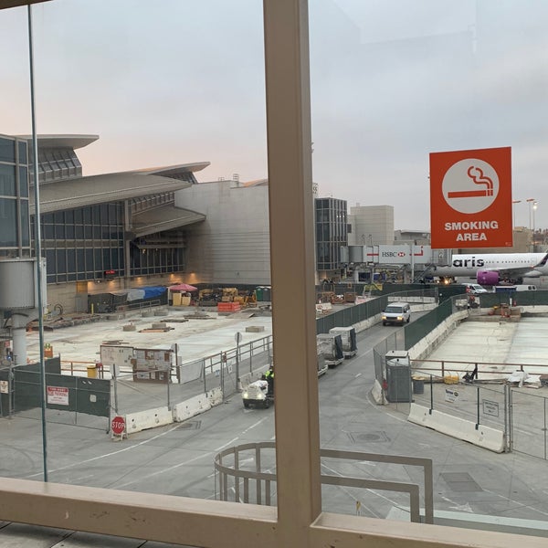 Smoking Area - Travel Lounge in Los Angeles