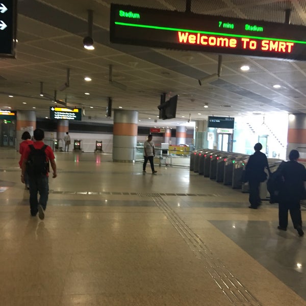 Photos at Marina Bay MRT Interchange (NS27/CE2/TE20) - Financial ...