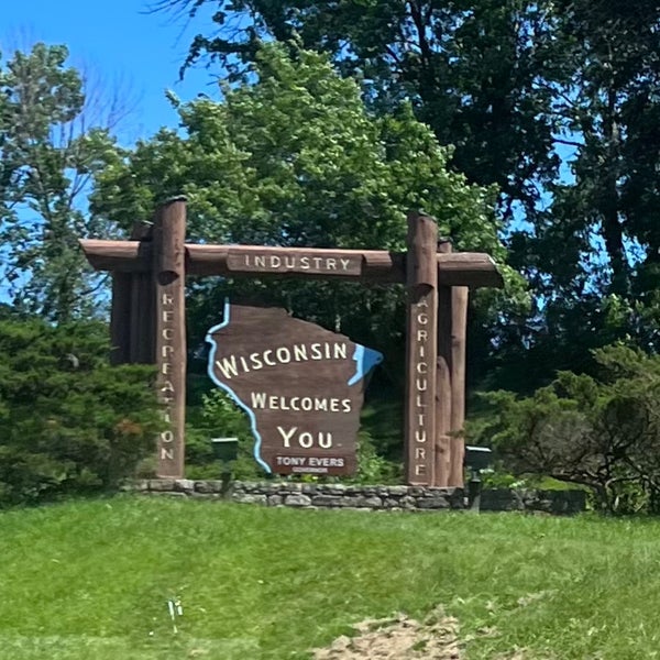 Iowa/Wisconsin State Line - Border Crossing