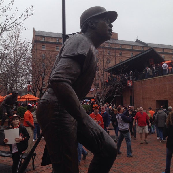 Frank Robinson sculpture by Toby Mendez - The Stadiums - Orioles Park ...