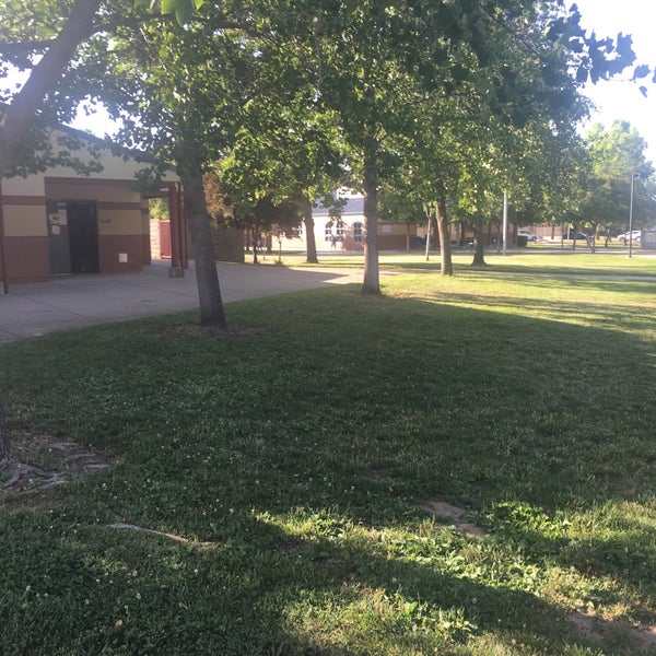 Gold Ridge Elementary School - Elementary School in Broadstone
