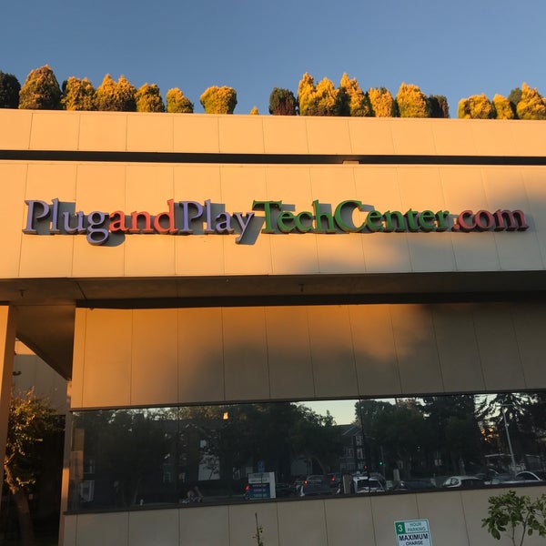 Plug And Play Tech Center Logo
