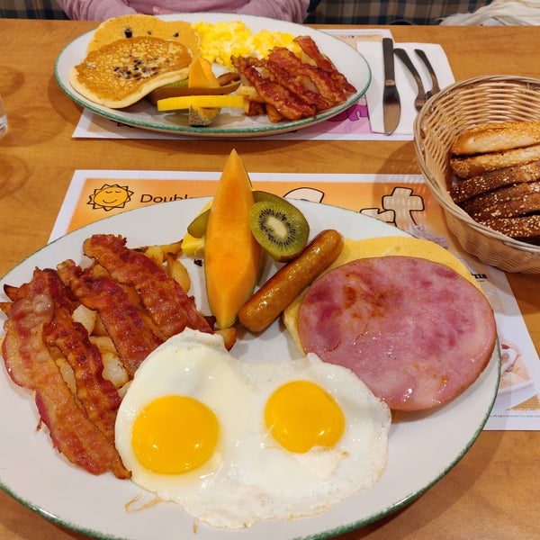 Cora Breakfast & Lunch - Downtown Toronto - 36 tips from 1727 visitors