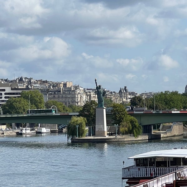 Statue de la Liberté Novotel - Outdoor Sculpture in Paris