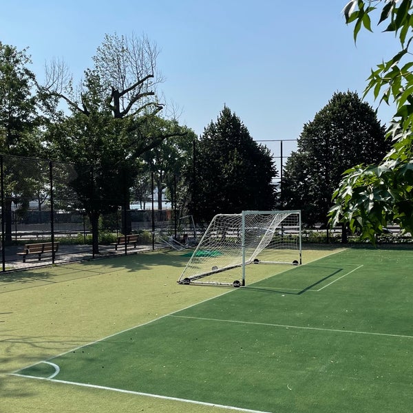 Corlears Hook Park - Park in Lower East Side
