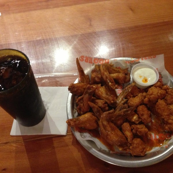 Hooters - American Restaurant in Houston