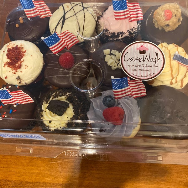 CakeWalk Custom Cakes & Dessert Bar - 303 Division St S