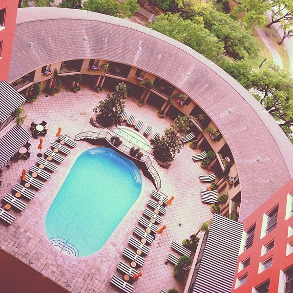 Monarch Restaurant - Hotel Bar in Houston