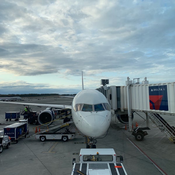 Gate B6 - Airport Gate in Anchorage
