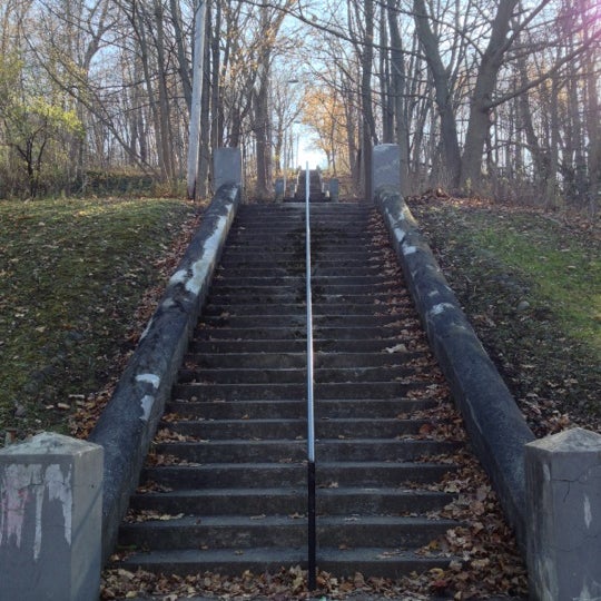 Euclid Ave stairs (Running The Stair) - 8 visitors