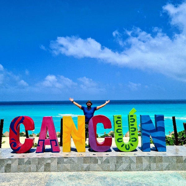 Cancún Sign - 2 tips