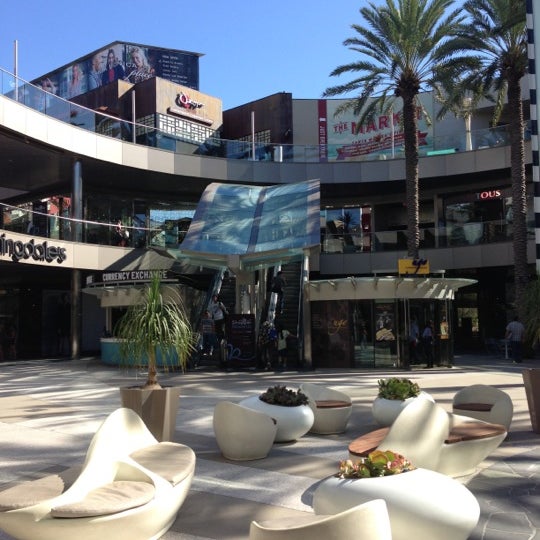Santa Monica Place - Shopping Mall in Downtown Santa Monica