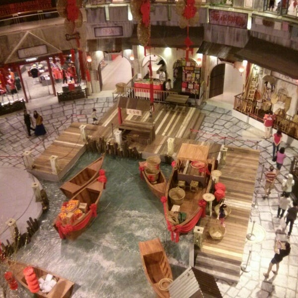 Queensbay Mall (centre court)