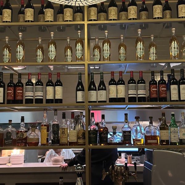 Ella Elli - American Restaurant in Chicago