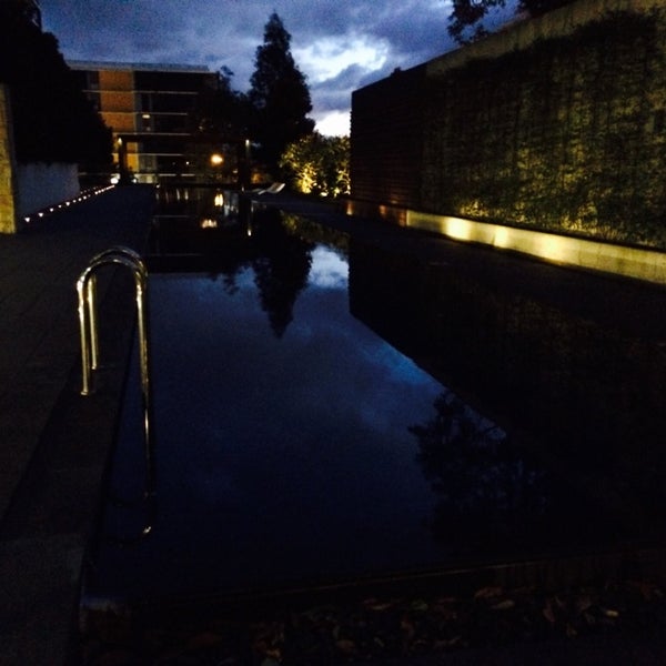 Trio Infinity Pool - Swimming Pool in Camperdown