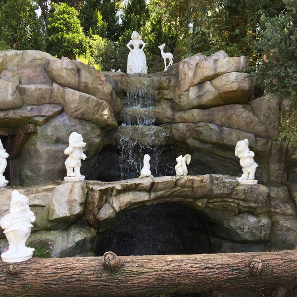 Snow White Grotto - The Anaheim Resort - 10 tips
