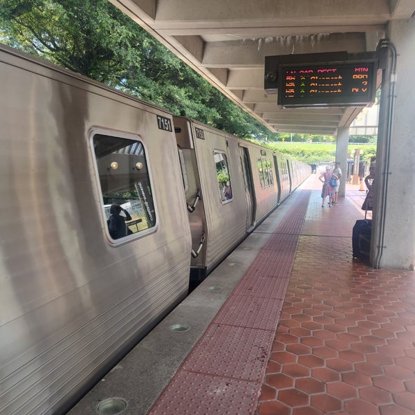 Grosvenor-Strathmore Metro Station - Metro Station