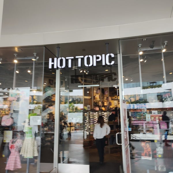 Hot Topic - Clothing Store in Hollywood