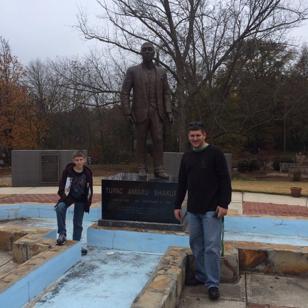 Tupac Amaru Shakur Statue