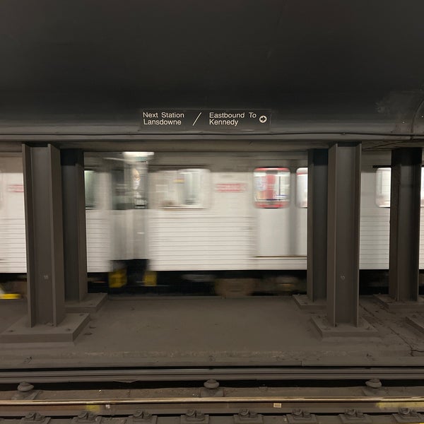 Dundas West Subway Station - Metro Station