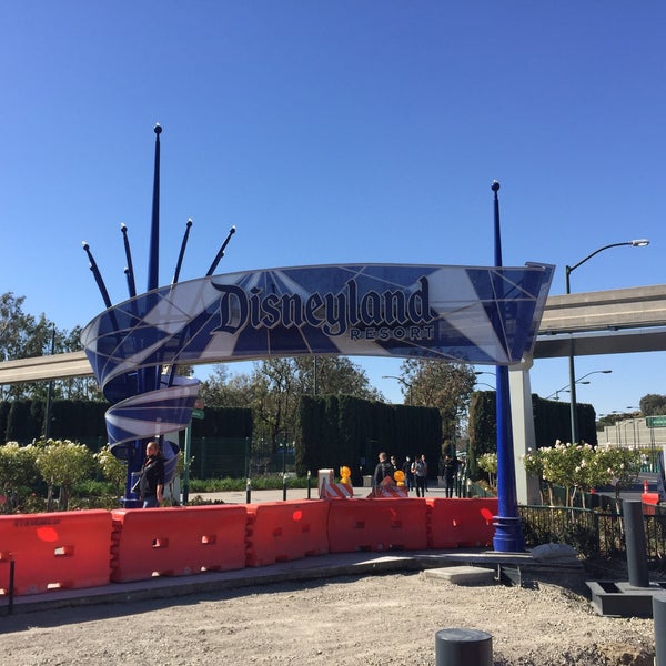 Disneyland Entrance Sign 2022