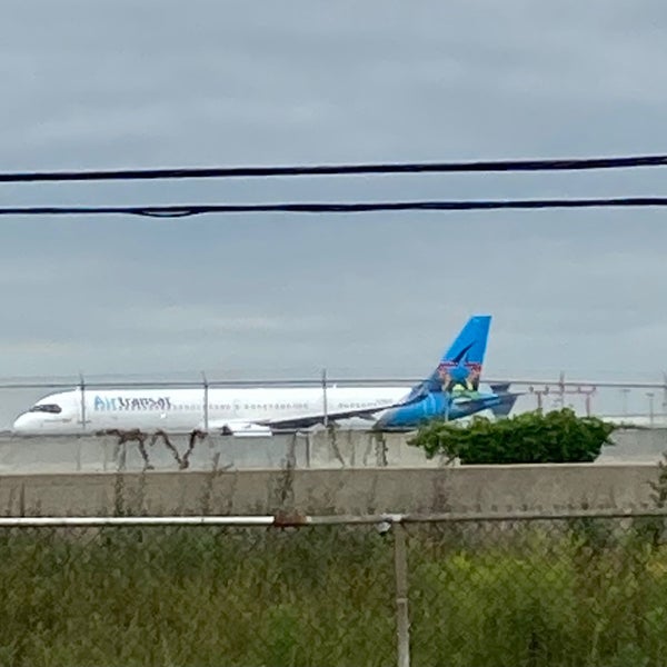 Air Transat - Toronto Pearson International Airport - Terminal 3