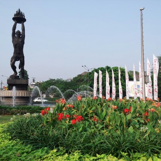 Photos at Patung Pemuda Membangun - Bundaran Senayan - Monument ...