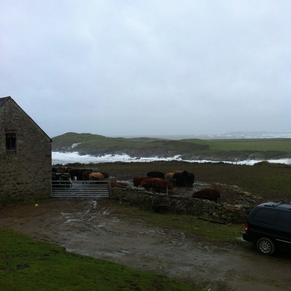 Porth Trecastell (Cable Bay) - Beach