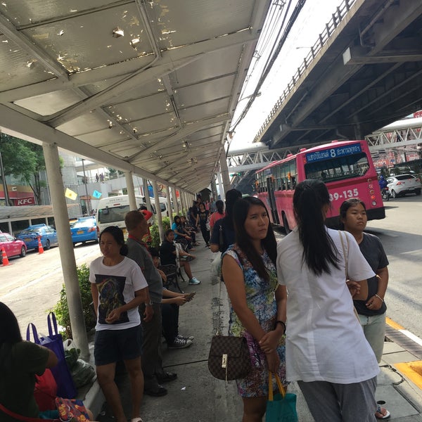 BMTA Bus Stop เดอะมอลล์ บางกะปิ (The Mall Bangkapi) - Bus Stop in Bang Kapi