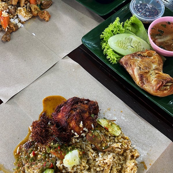 Gerai Syam Bawah Pokok - Halal Restaurant in Puchong