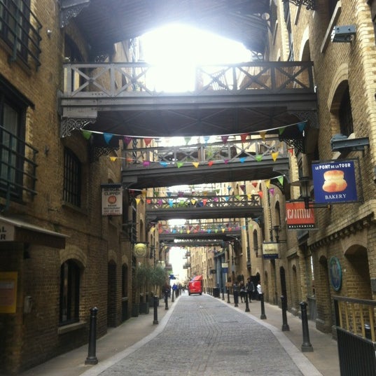 Shad Thames - Road