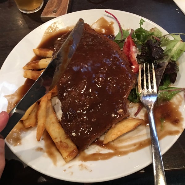 Largs Pier Hotel - Pub in Largs Bay