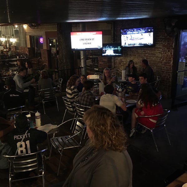 Scores Sports Bar - 219 S East St