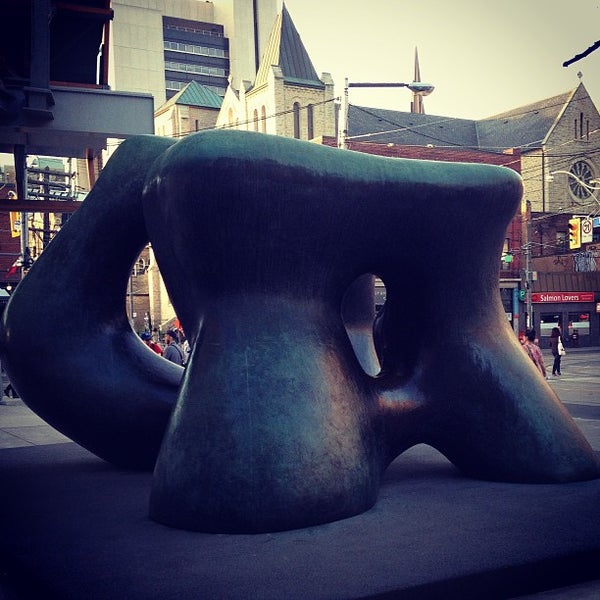 Henry Moore Two Forms Sculpture - 1 tip