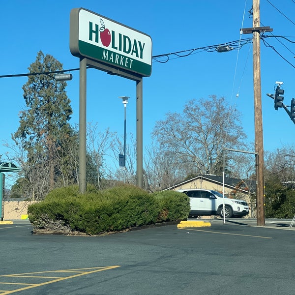 Holiday Market - Supermarket in Redding