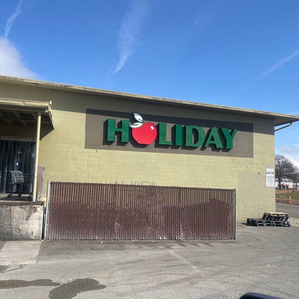 Holiday Market - Supermarket in Redding