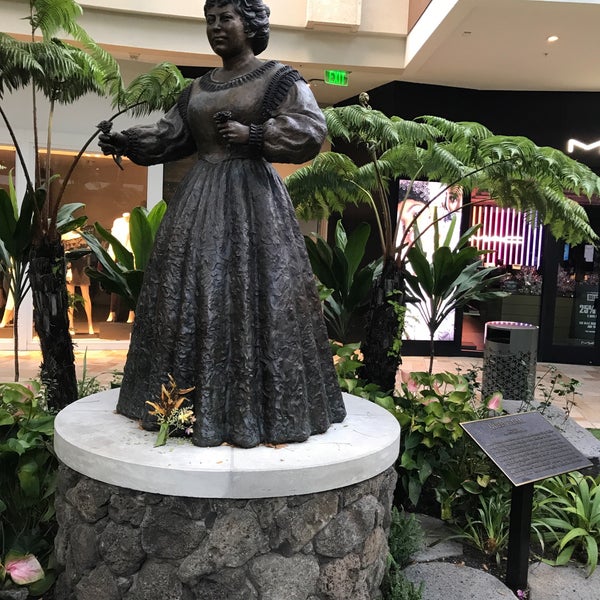 Queen Emma Statue - Waikiki - Honolulu, HI