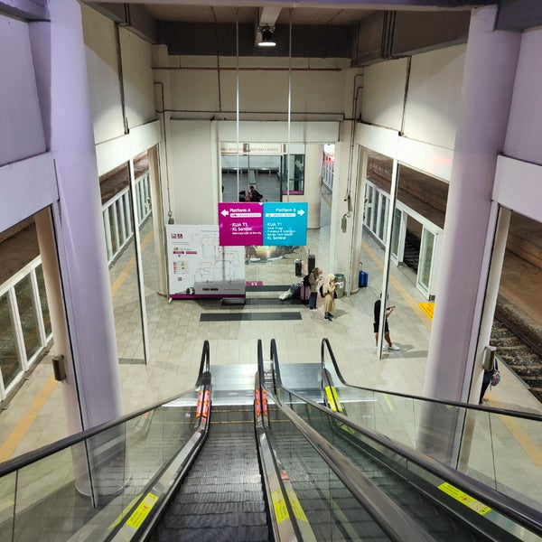 ERL KLIA Transit/Express Kuala Lumpur International Airport 2 Station ...