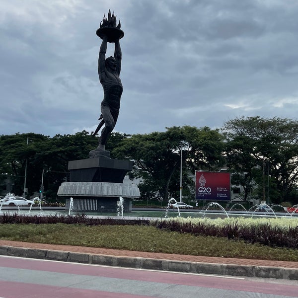 Photos at Patung Pemuda Membangun - Bundaran Senayan - Monument in ...